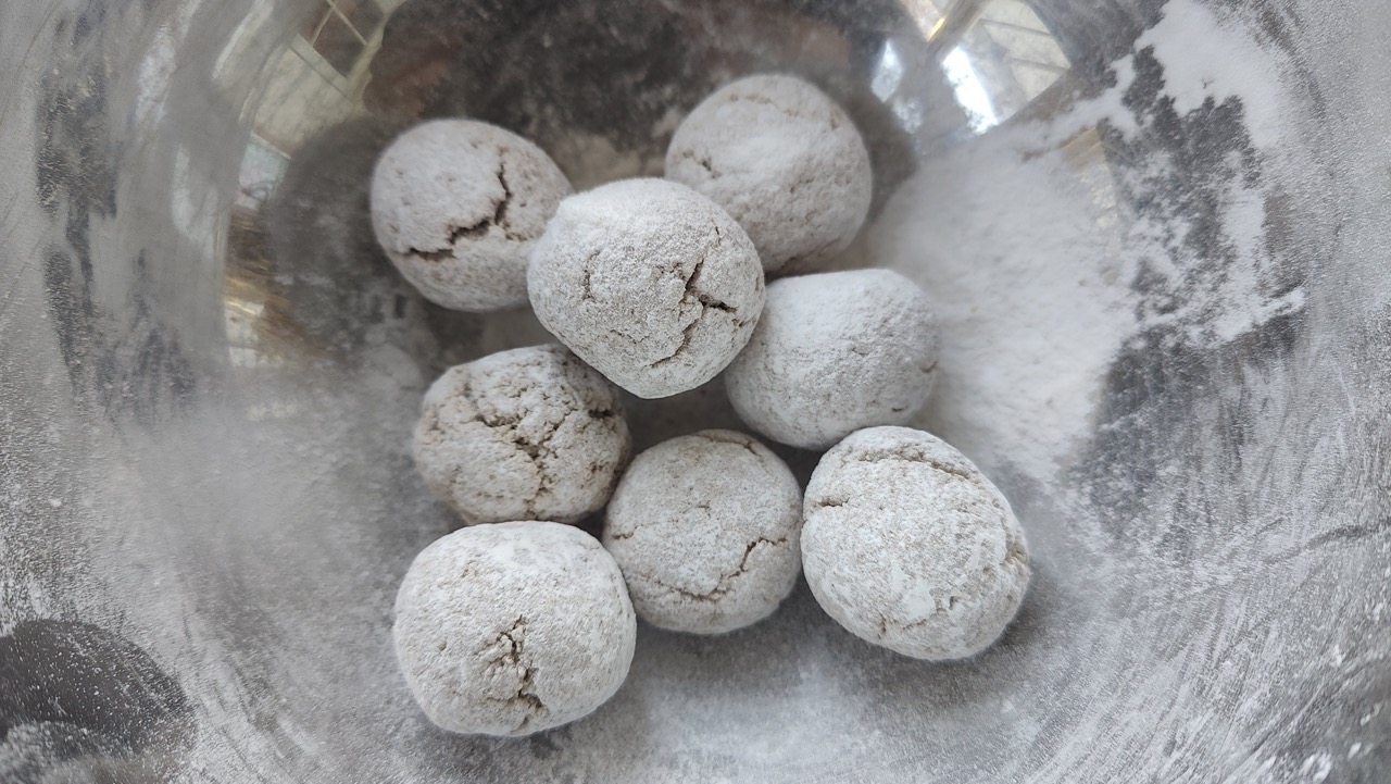 cinnamon balls recipe - a jewish sort of biscuit - no fuss - Roger Frost
